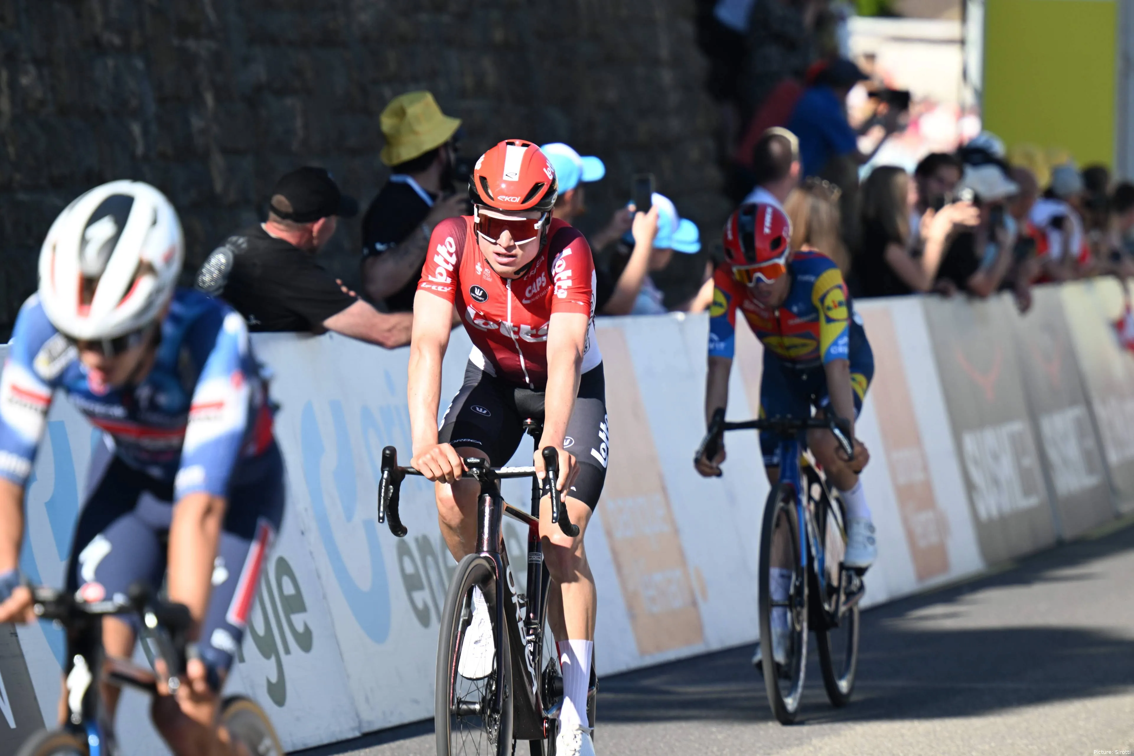 "Niemand wilde aanvallen, behalve Remco Evenepoel" - Lennert Van Eetvelt wint veel tijd in ...